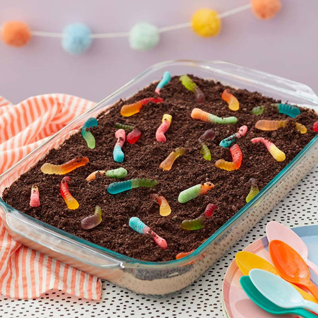 Gummy Worm Dirt Cake - Wilton
