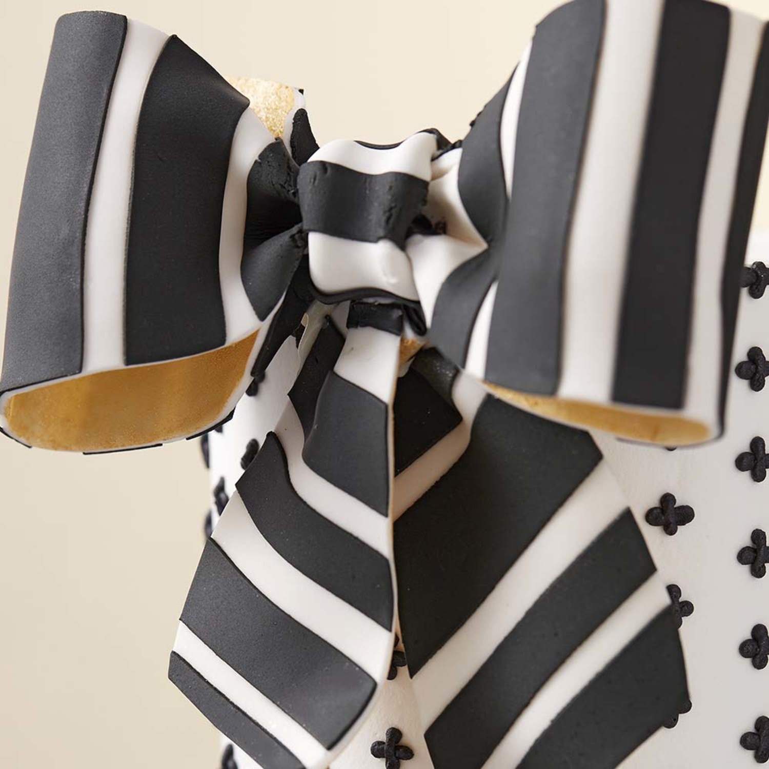 Classic Black & White Fondant Bow - Wilton