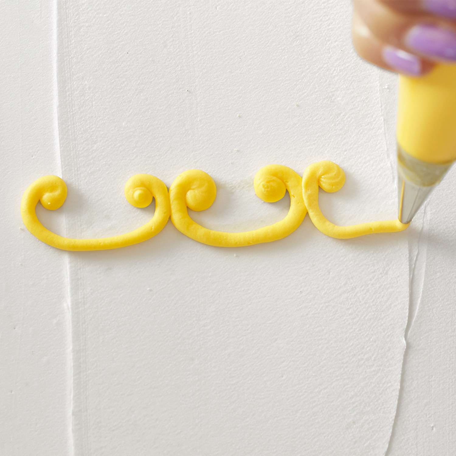 How to Pipe a C Scroll - Wilton