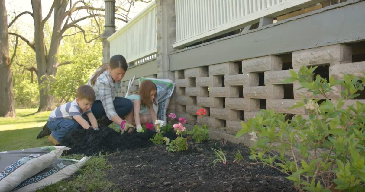 Midnite Black Premium Hardwood Mulch, 2 Cu. Ft. - CountryMax