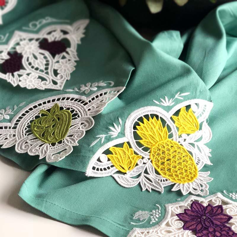 Freestanding Lace Tablecloth & Napkin Corners
