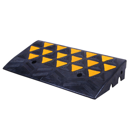 Kerb Ramp with Yellow Reflectors - 100mm High - Rubber Middle Section ...