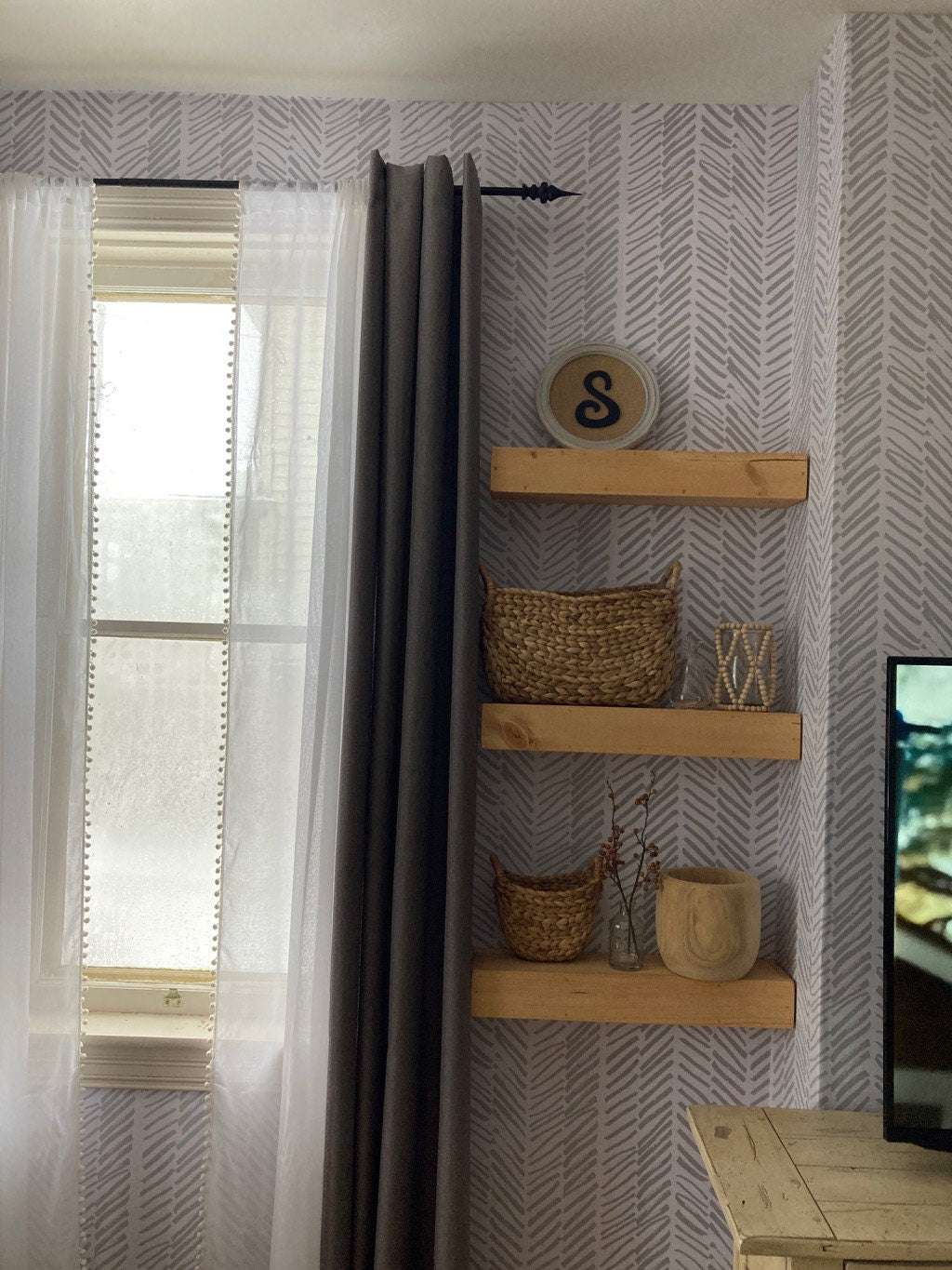 Enhancing Small Spaces: Compact Shelving Ideas for Apartments - J ...