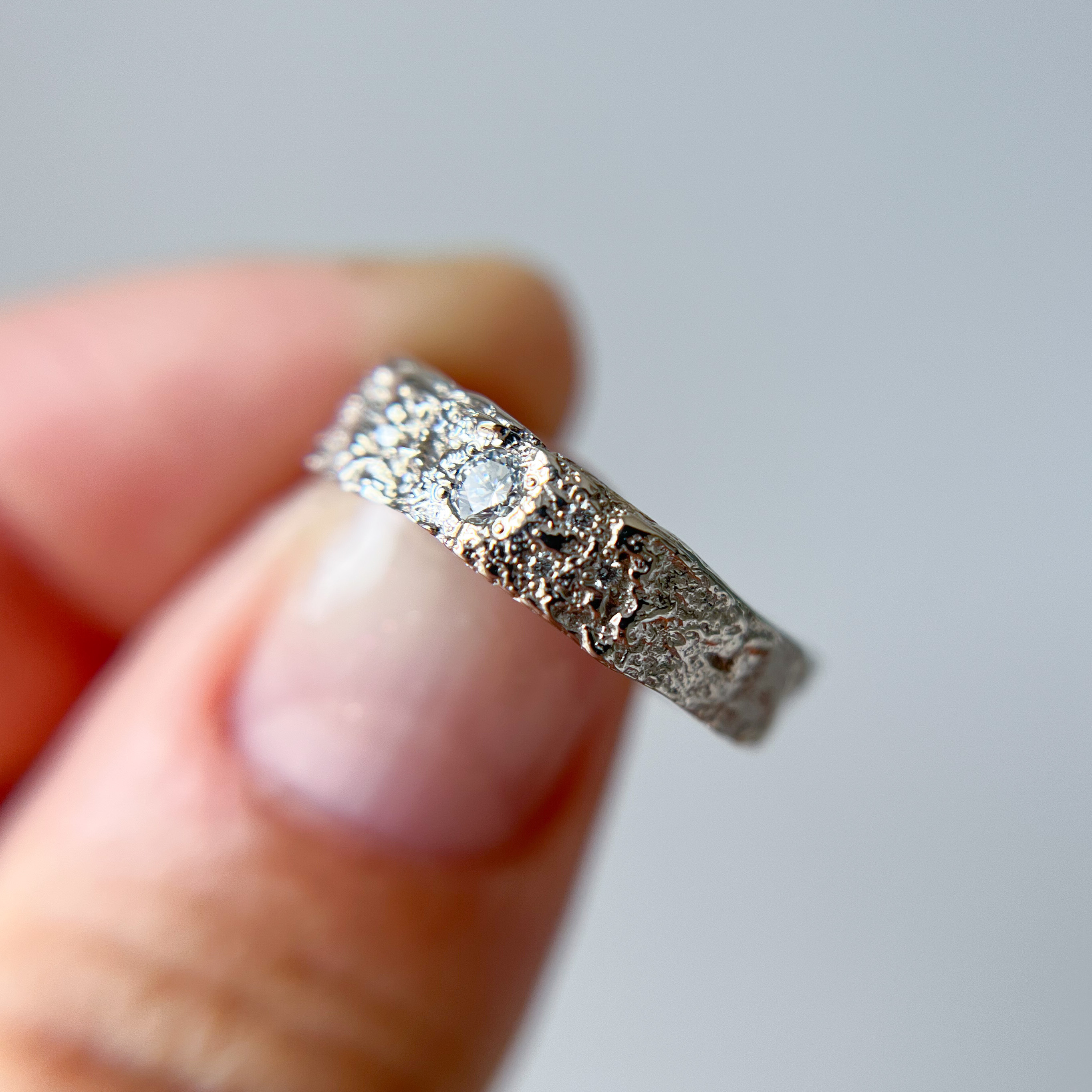 Bark Texture Ring w/ 7 Diamonds | Bark Effect Wedding Ring