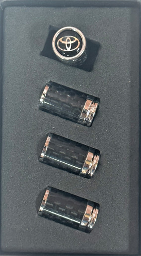 CALVE CAP REAL CARBON FIBER/CHROME TOYOTA 4 PC BOX