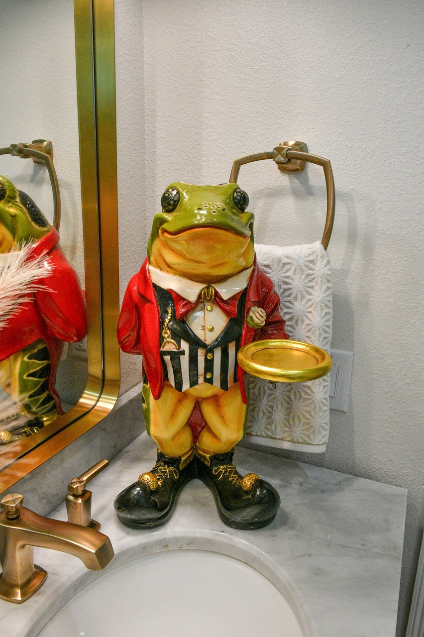 Frog Butler - World of Decor