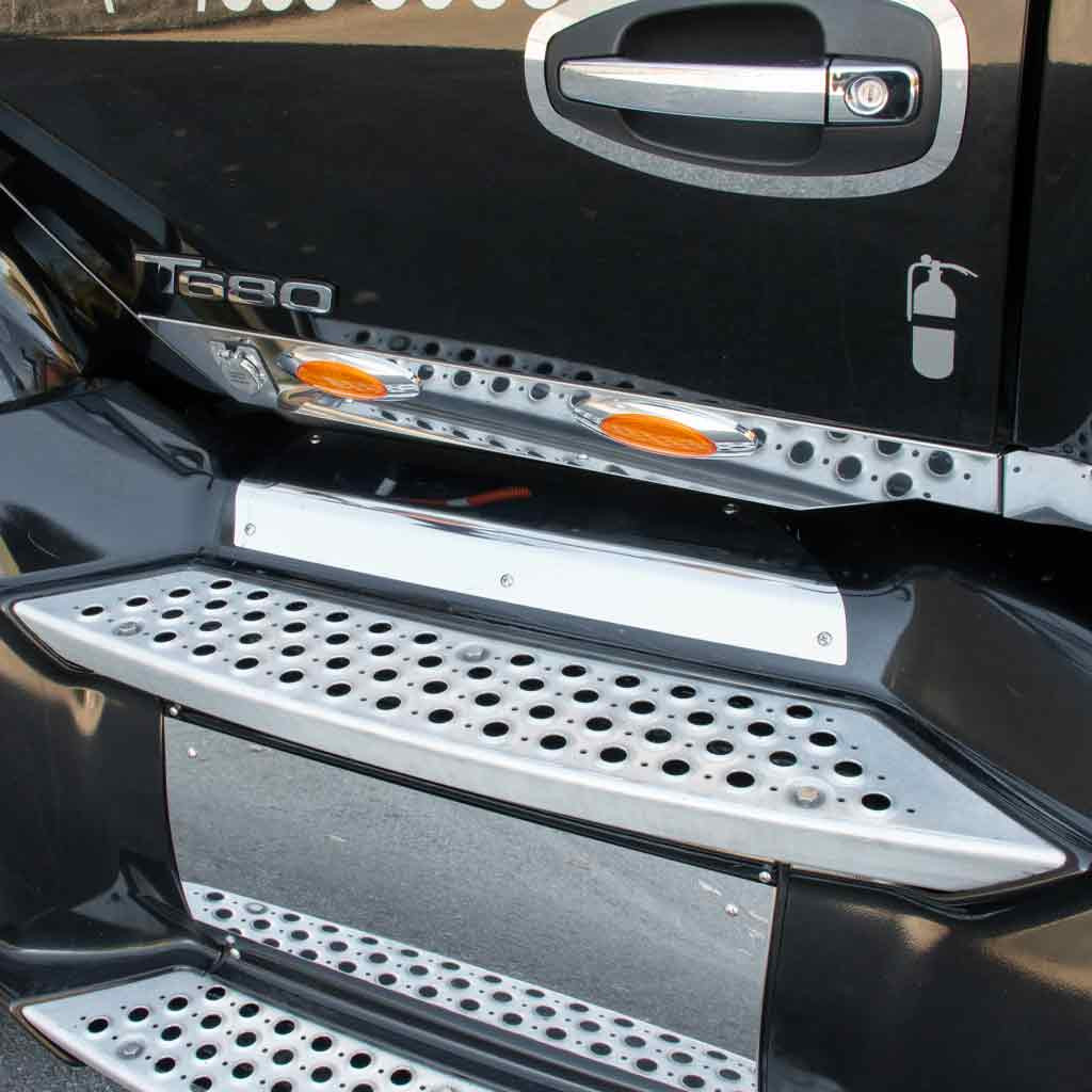 Trux TK-1672 Kenworth T680 Front Upper Step Kick Plate