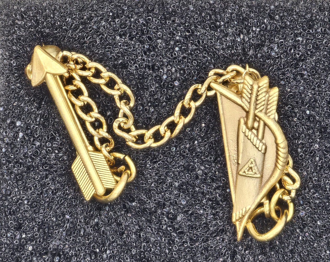 OA - Totem Pin (Gold Quiver and Arrow)