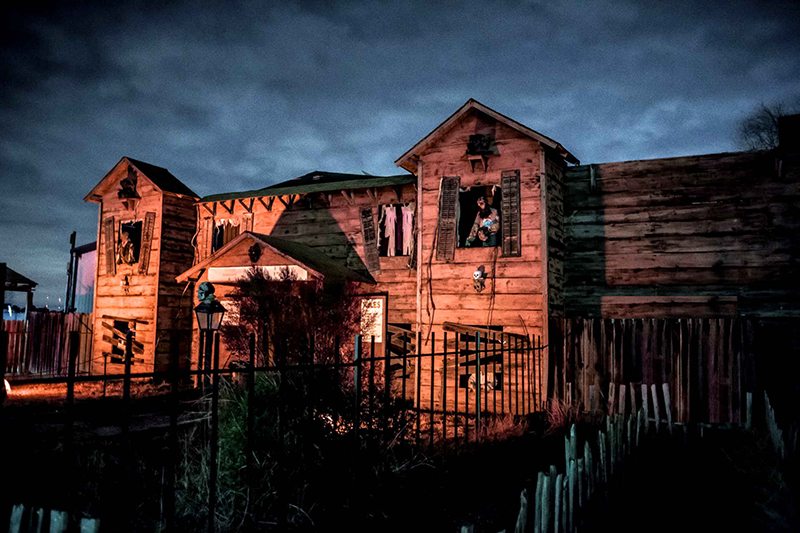 Enhancing Your Haunted House This Halloween With Spooky Decorative ...