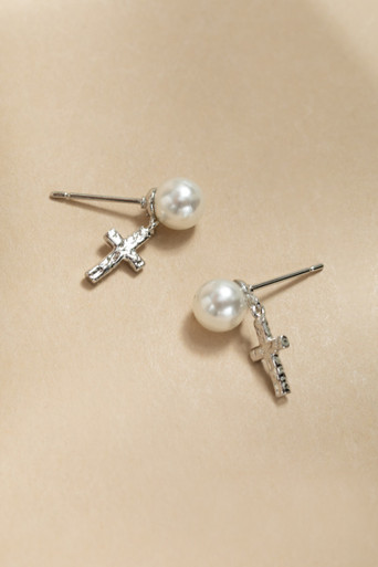 Kathy Cross On Pearl Drop Earrings | francesca's®
