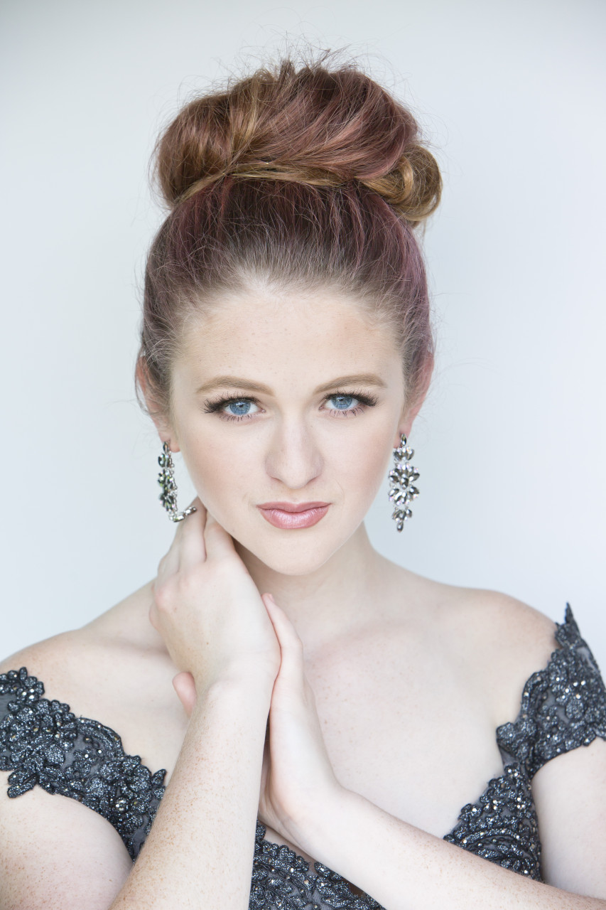 Caroline W. Height 5'9 Bust 38 Waist 27 Hips 39