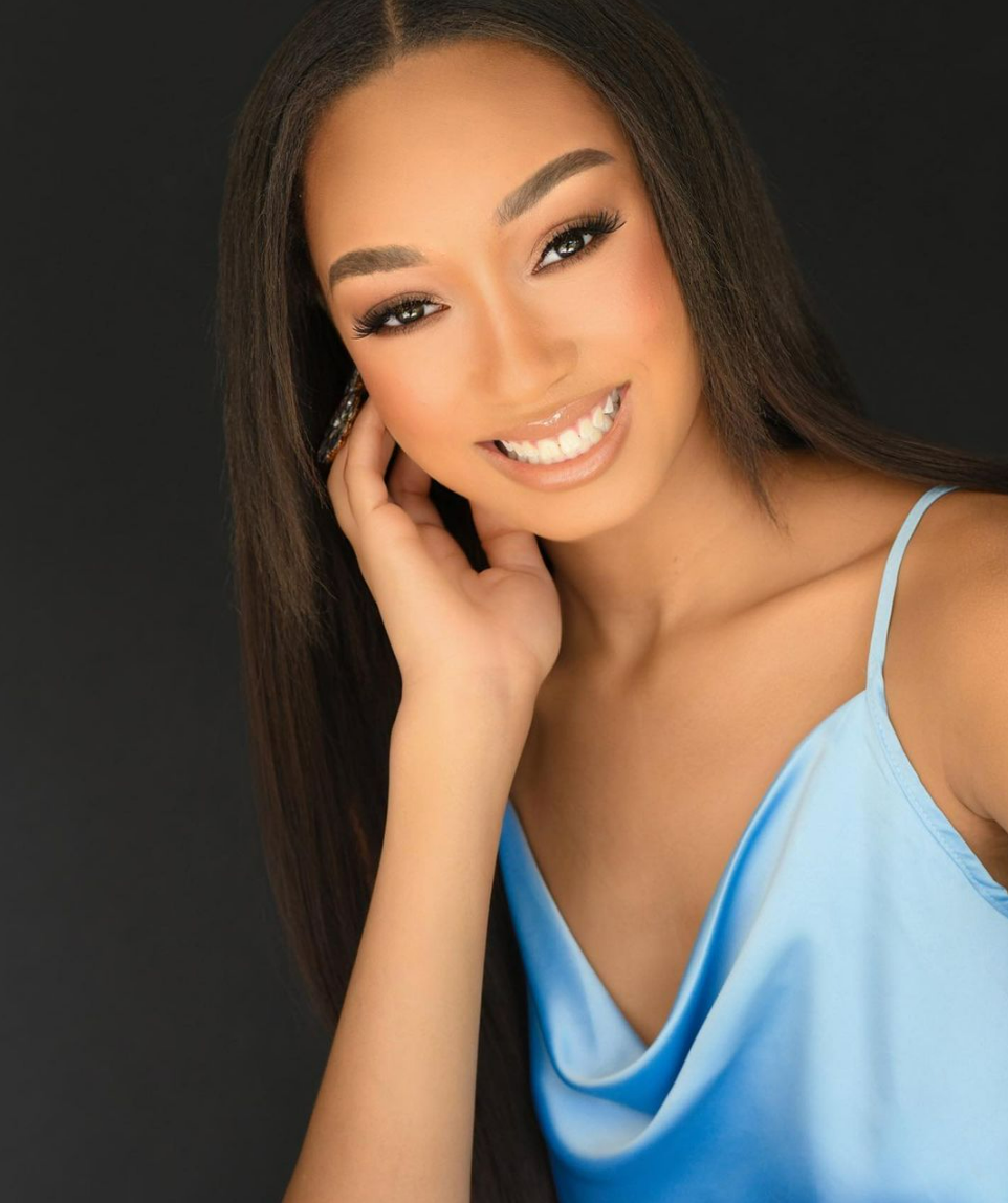 Zaria W. Height 5'7.5 Bust 32 Waist 25 Hips 35