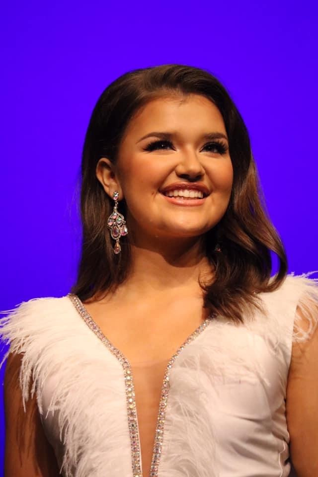 Hailey G. 5'7 Bust 34 Waist 27 Hips 38