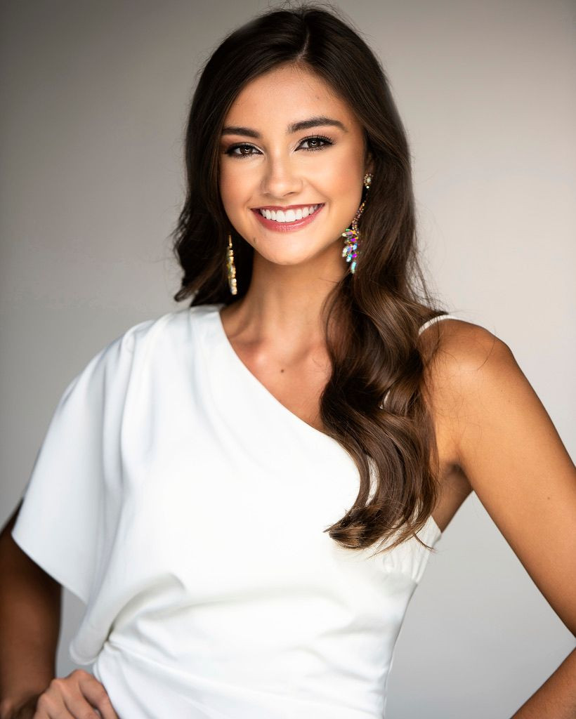 Maddie C. Height 5'8 Bust 32 Waist 25 Hips 35