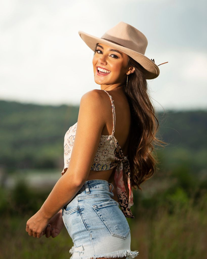 Maddie C. Height 5'8 Bust 32 Waist 25 Hips 35