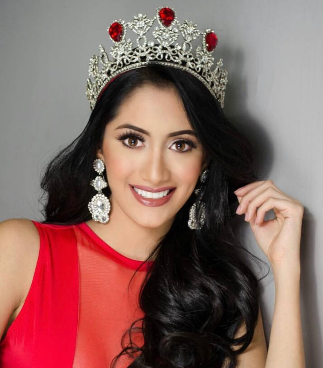 Laura R. Height 5'7 Bust 34 Waist 26 Hips 39 - Everything Formals Model ...