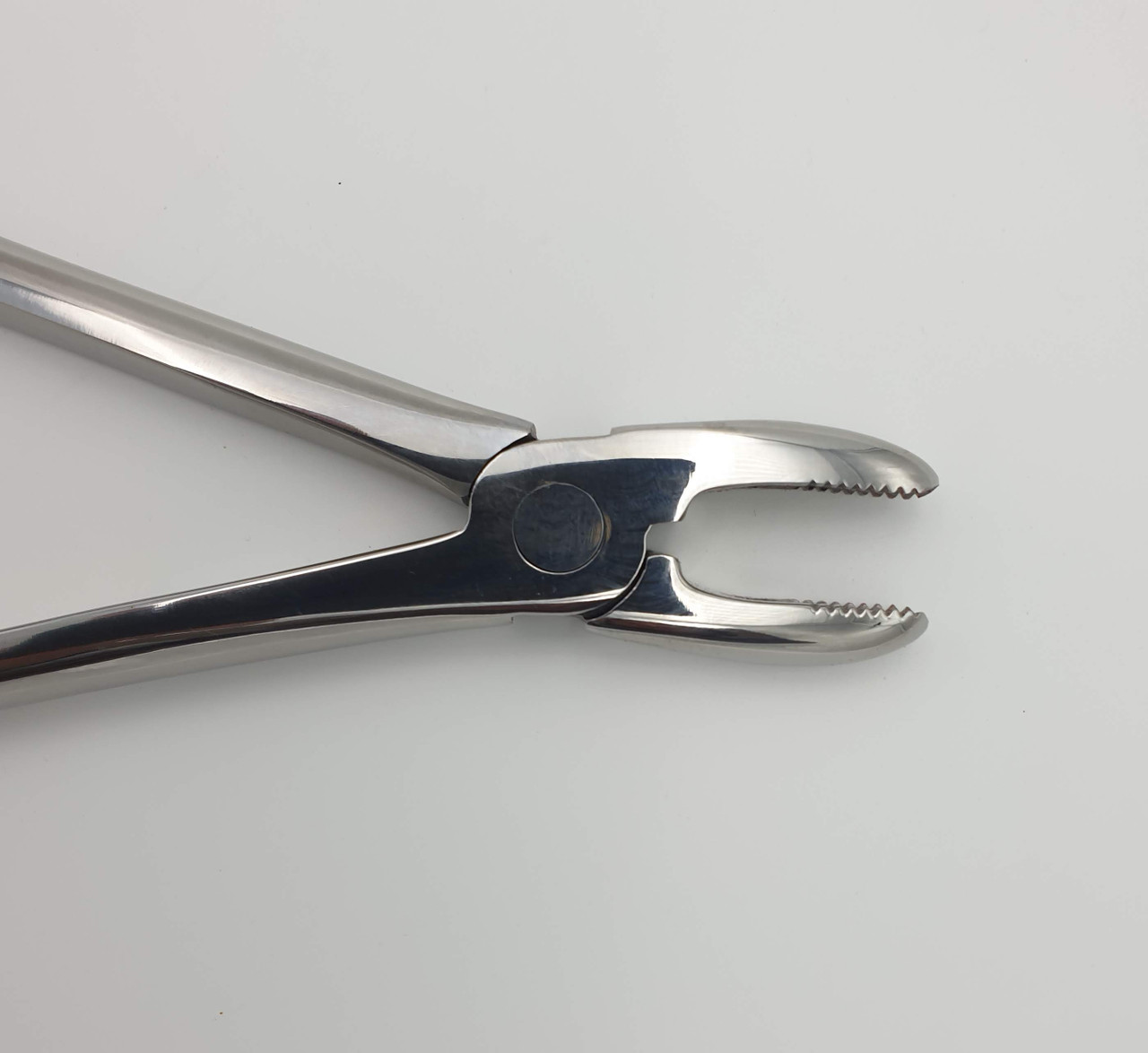 DE: Straight jaw forcep, with medium J handle