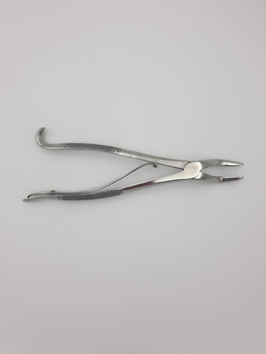 TEE: Large offset, serrated jaw forcep with return spring