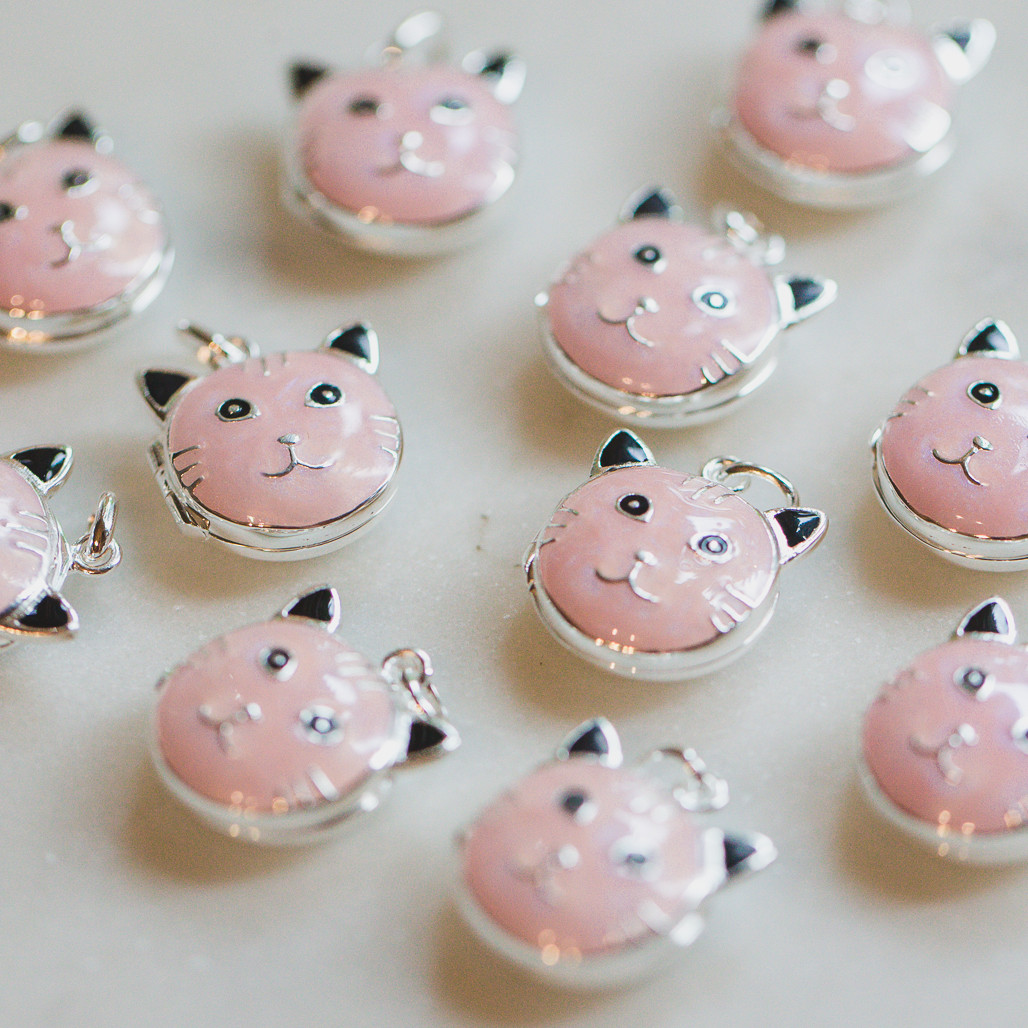 Pink Kitty Locket holds one or two pictures || thelocketsisters