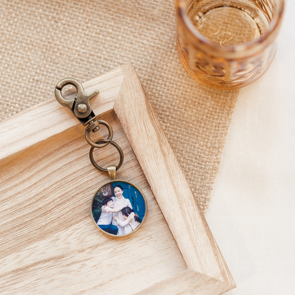 Modern open pendant lockets that you can see at all times while wearing it.