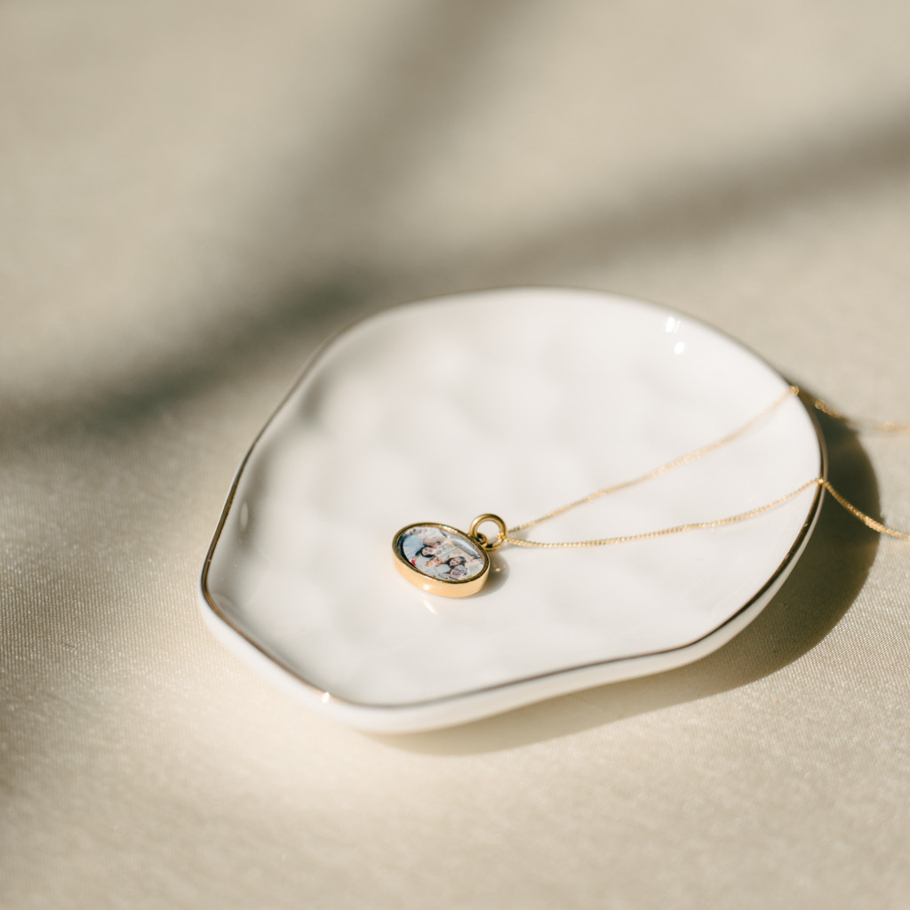 Landscape Locket works best with a wide, horizontal image that needs to ...