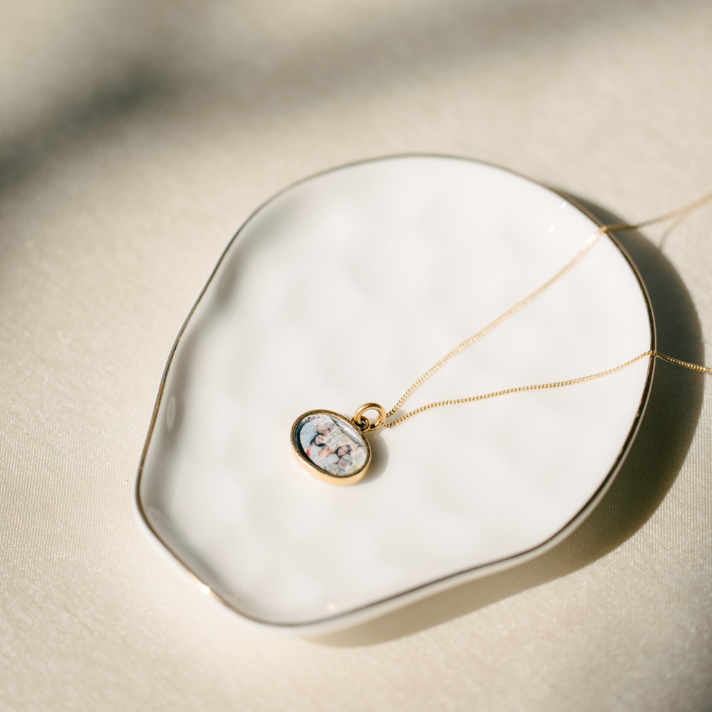 Landscape Locket works best with a wide, horizontal image that needs to ...