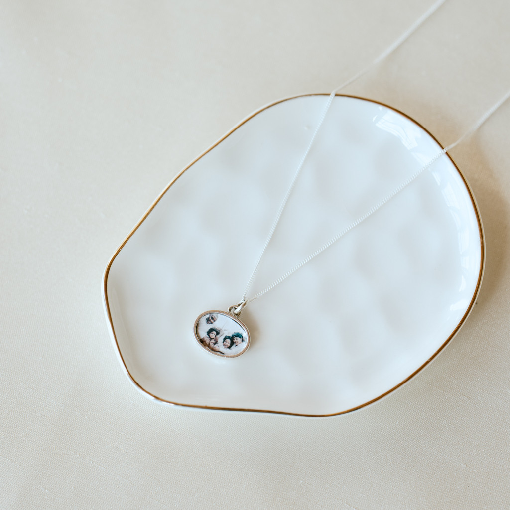 Landscape Locket works best with a wide, horizontal image that needs to ...
