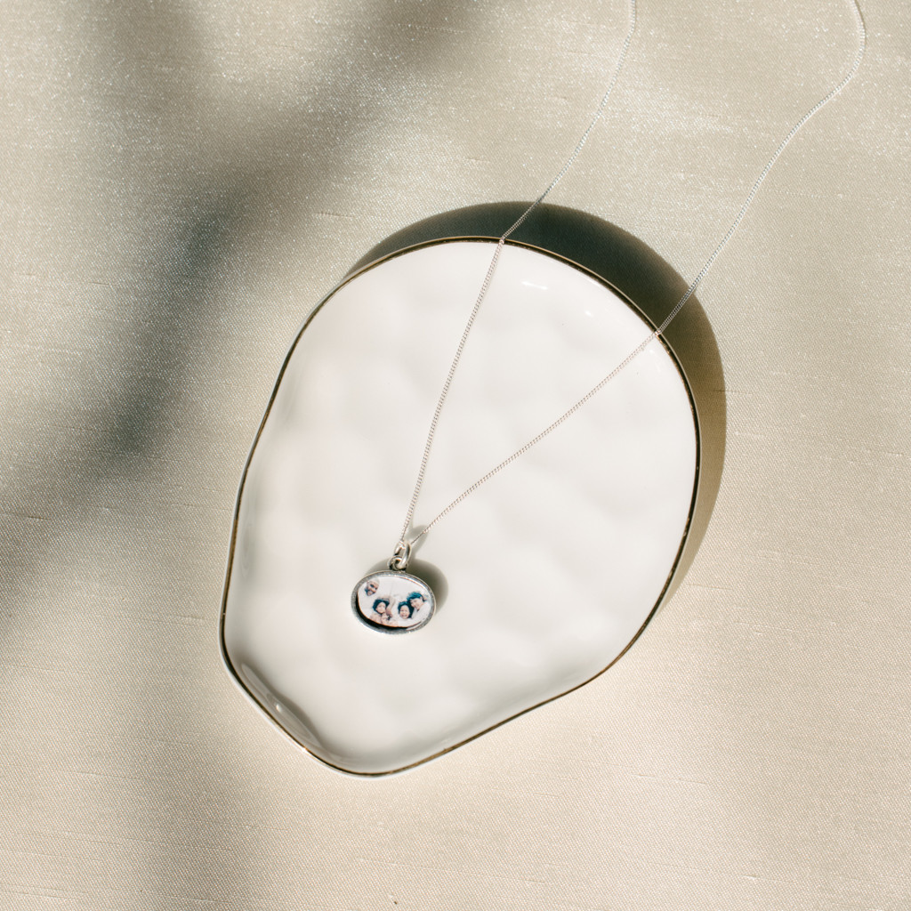 Landscape Locket works best with a wide, horizontal image that needs to ...