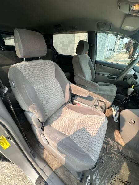 T876 2005-2008 Toyota Sienna LE 7 Passenger Van Front Captain Chairs ...