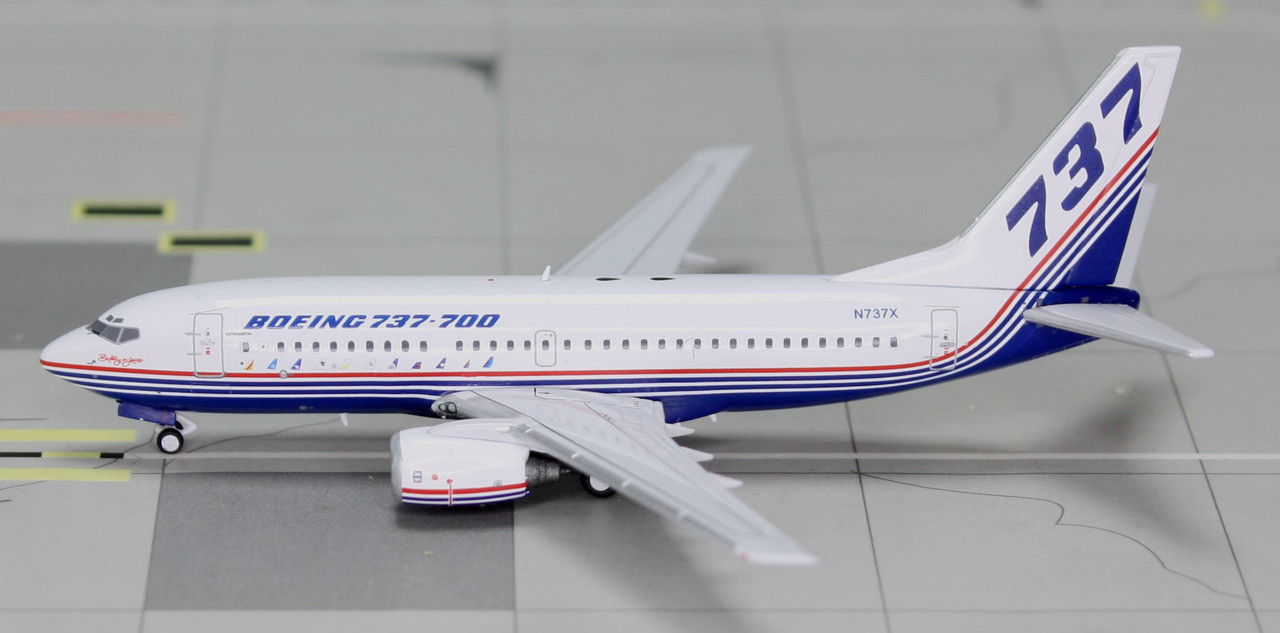 PM52334 | Blue Box 1:400 | Boeing 737-7H4 Boeing House N737X | is due ...