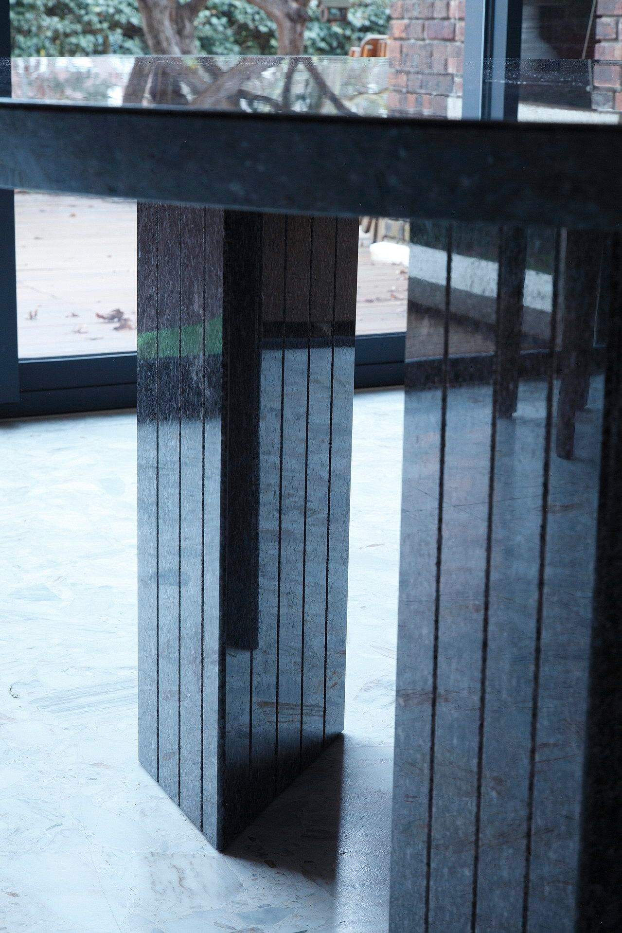 Table ronde en granit poli - 10 places