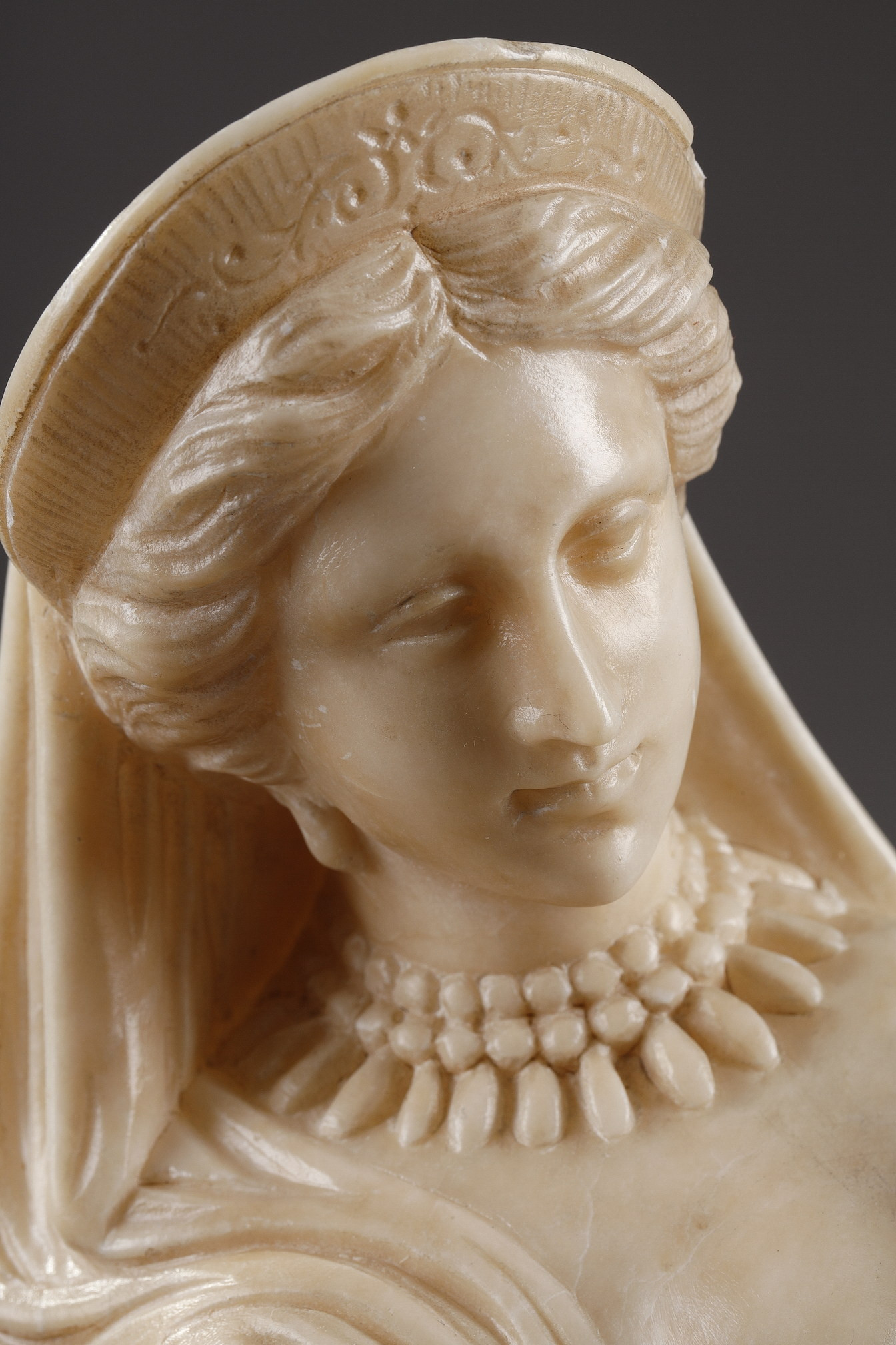 Pandore d'après James Pradier, sculpture en albâtre, fin 19e.
