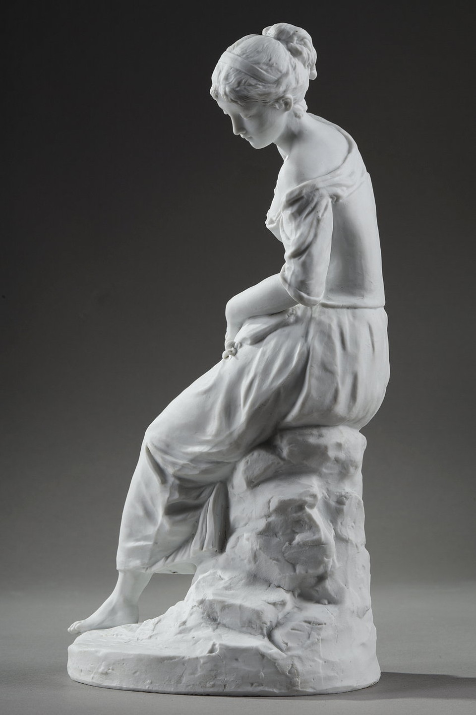 Statuette en biscuit "jeune paysanne assise", époque XIXème siècle
