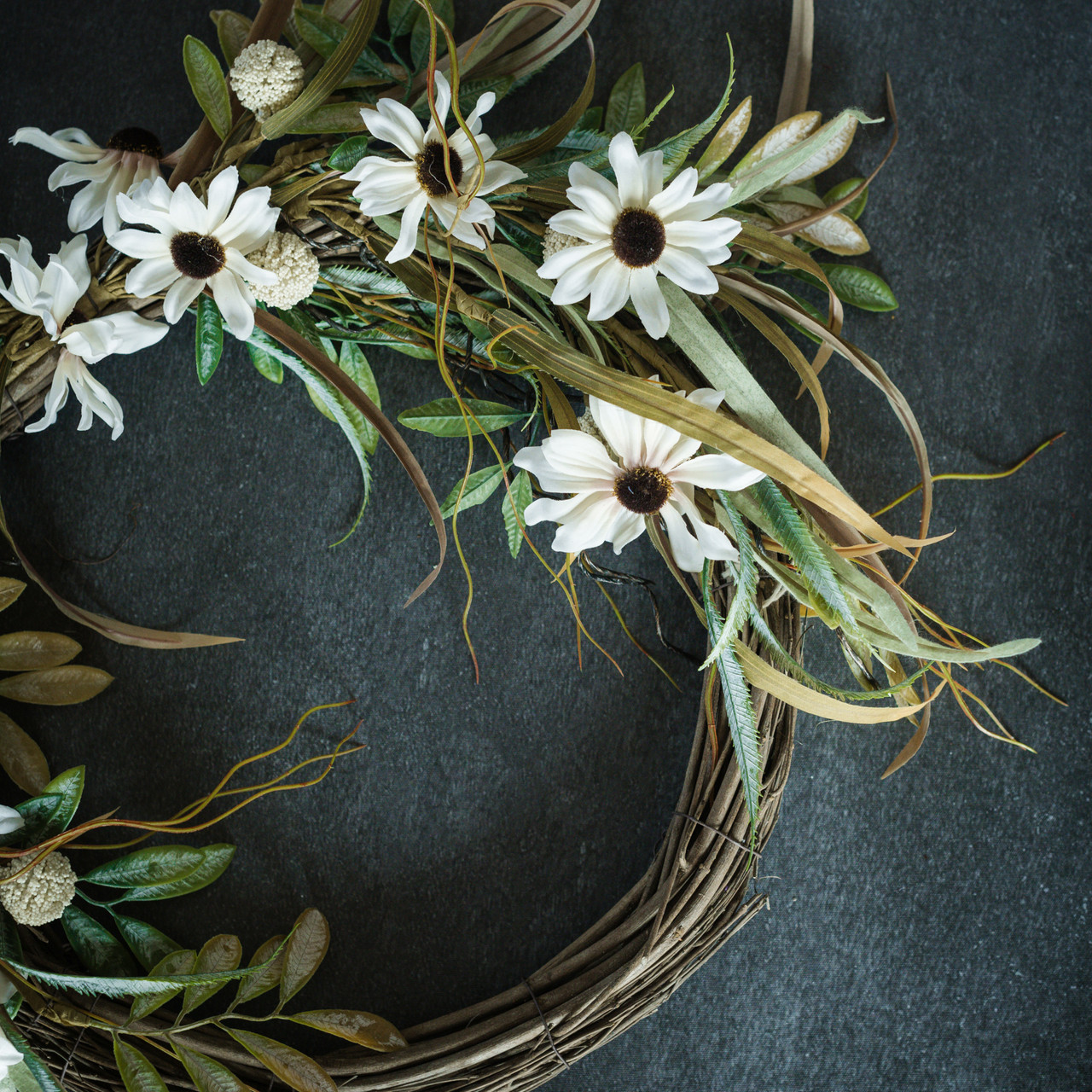 24" WHITE MIXED BLACK-EYED SUSAN WREATH - Ragon House