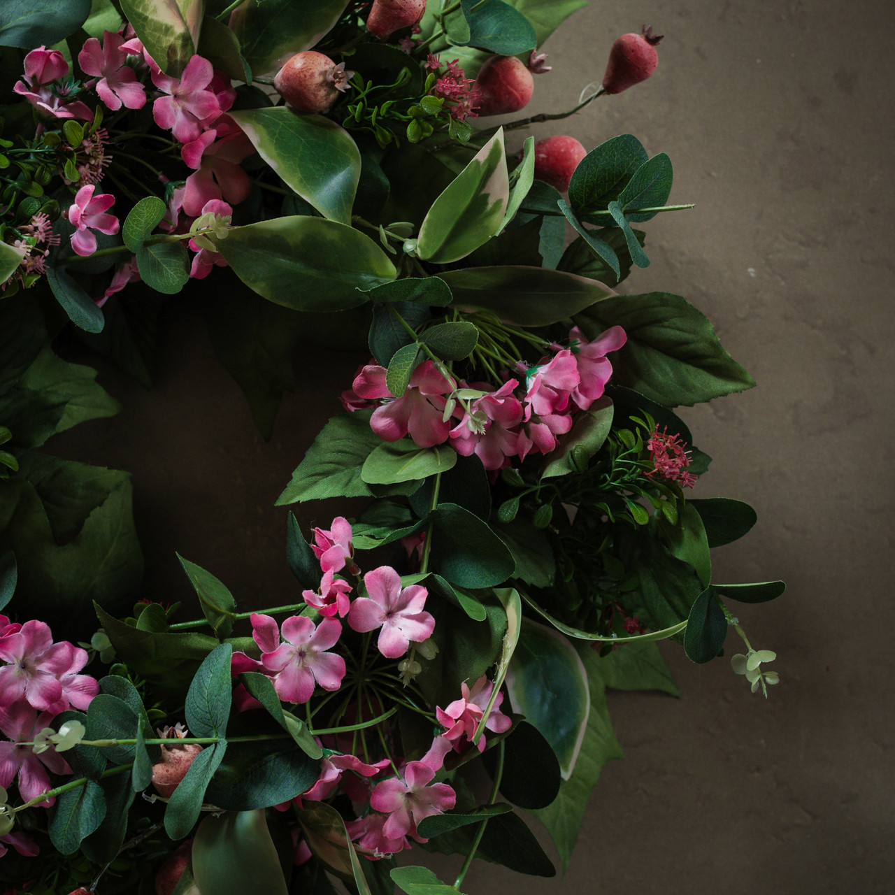 22" PINK GERANIUM W/ MIXED FOLIAGE WREATH - Ragon House
