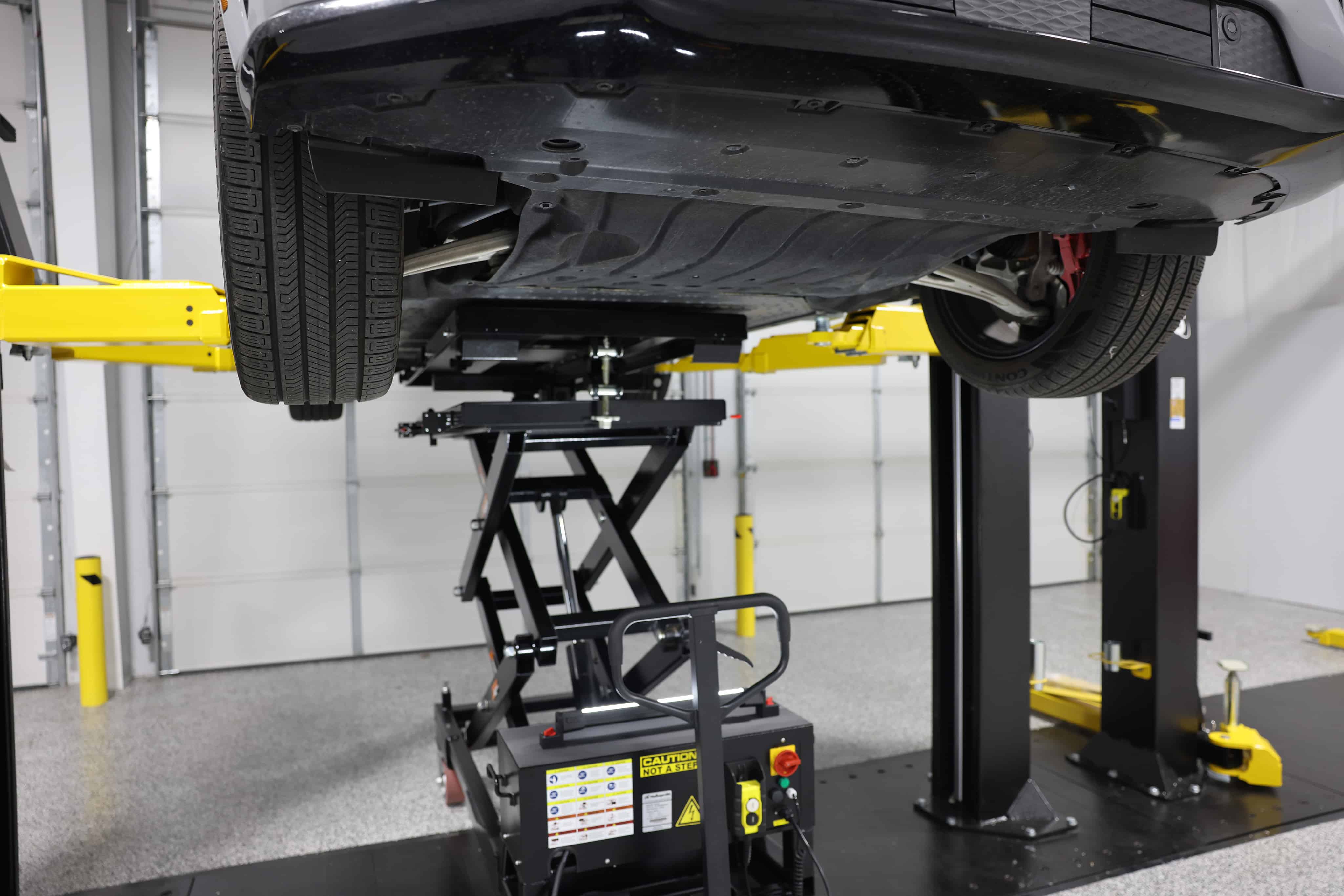 Challenger BT3300 3,300 lb. Battery Lift Table
