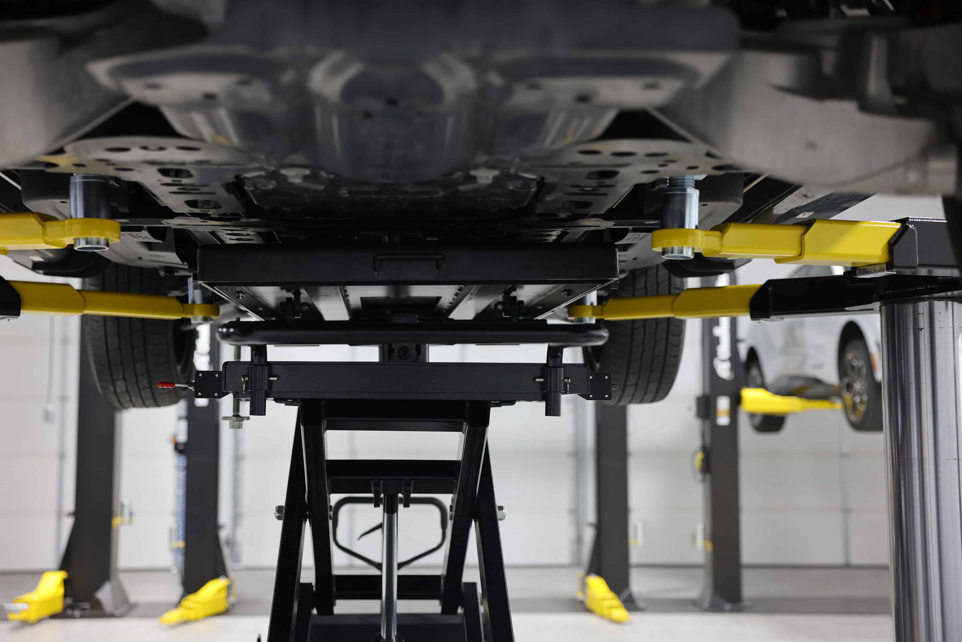 Challenger BT3300 3,300 lb. Battery Lift Table