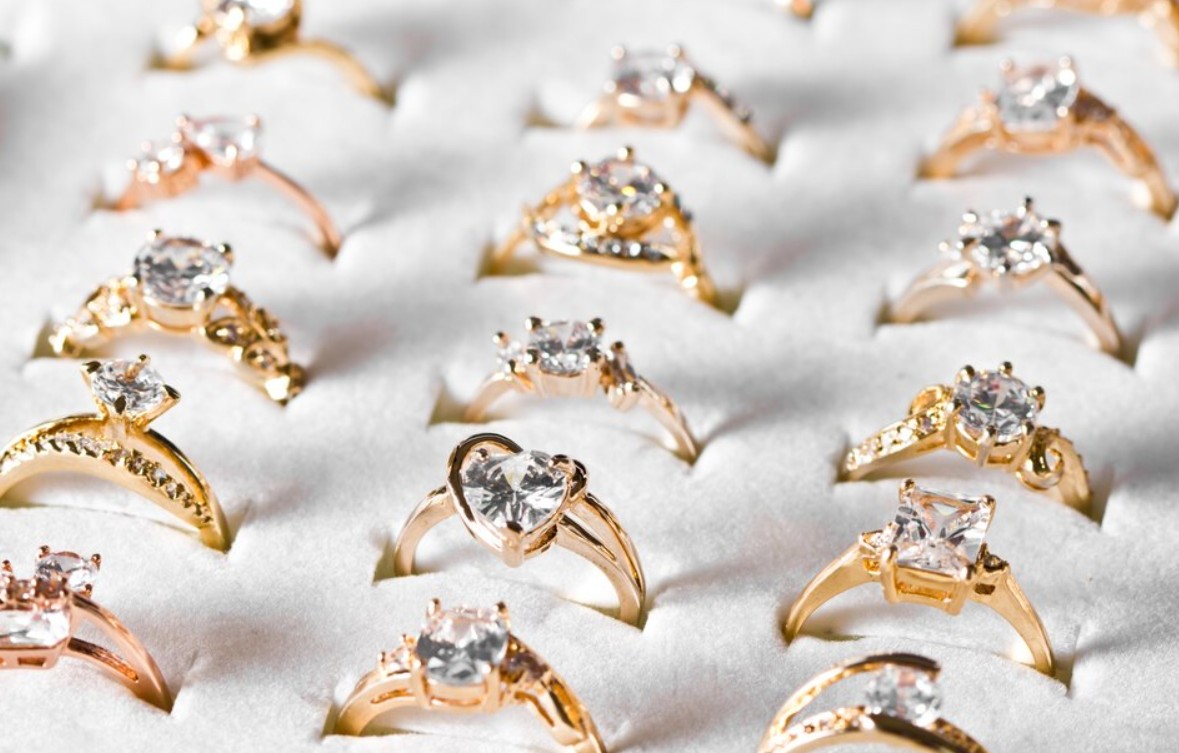 What is The Range of Multi-stone Engagement Rings? - Pompeii3.com