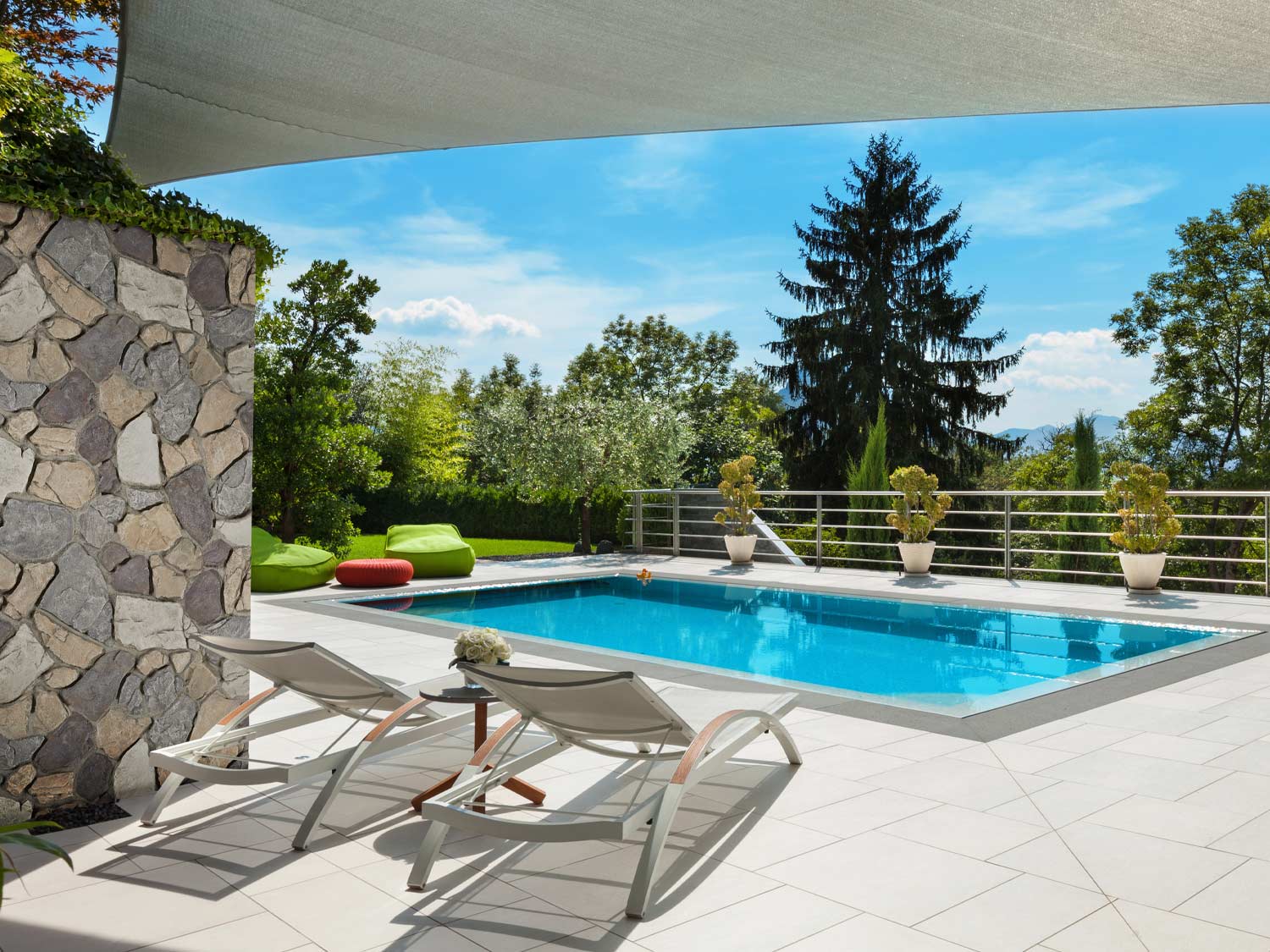 Affordable Poolside Landscaping Design Ideas Using Faux Stone Panels ...