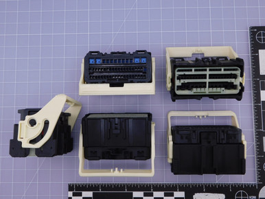 Lot of 44 YAZAKI 7298-6281-30 Automotive Connectors 52P 38XGEN-Y 0.64+10XYESCIII 1 X116353 - OCO ...