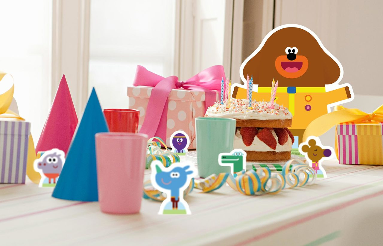 Hey Duggee und das Squirrel Club Pappaufsteller-Set