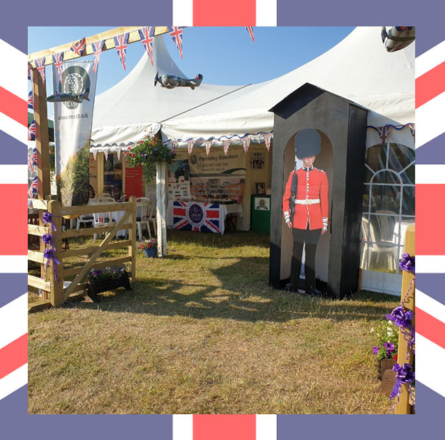 The Queen's Guard Royal Family Guardsman Lifesize Cardboard Cutout ...