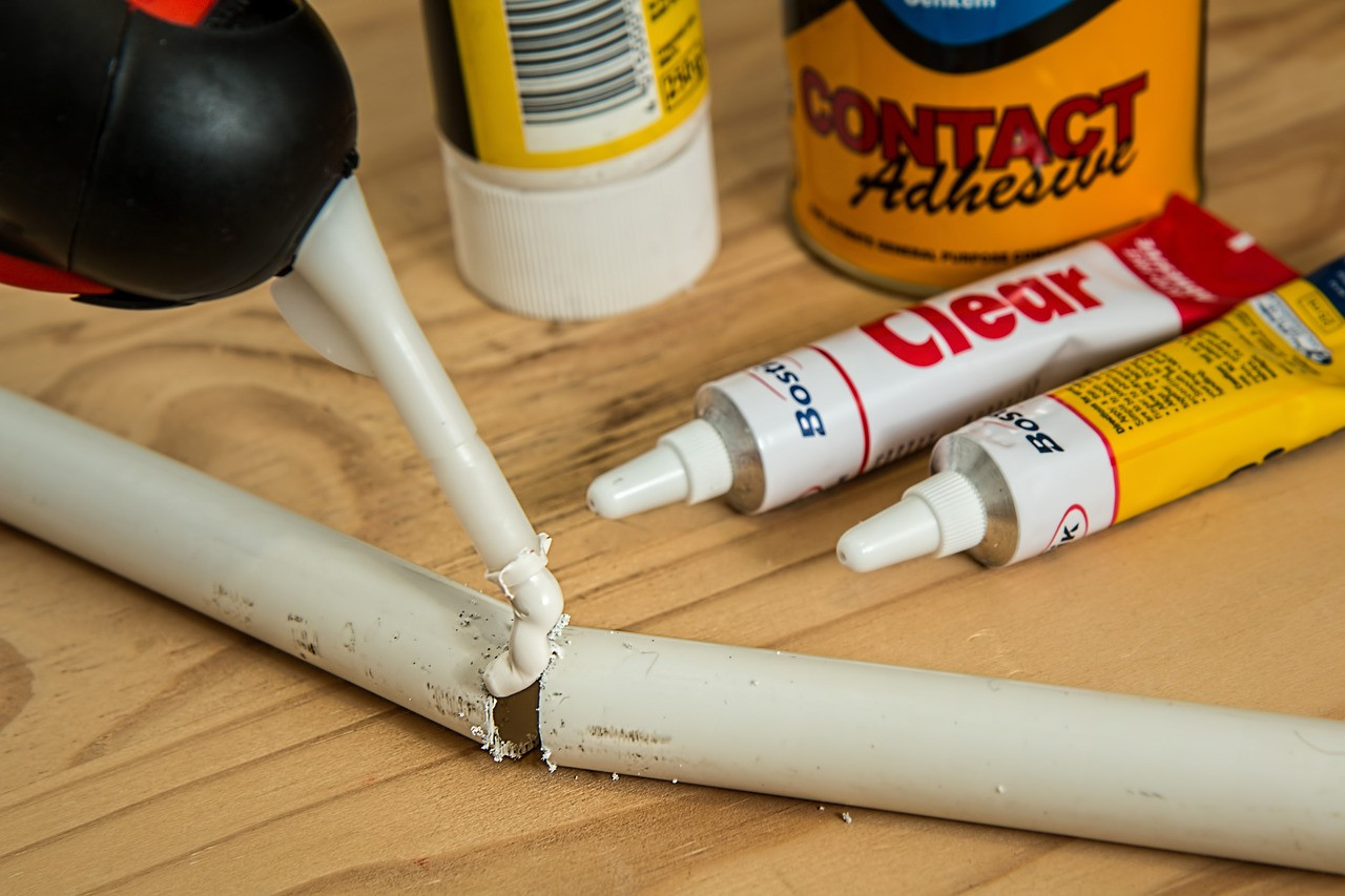 Silicone vs. Acrylic: Choosing the Right Caulk for Your Project ...