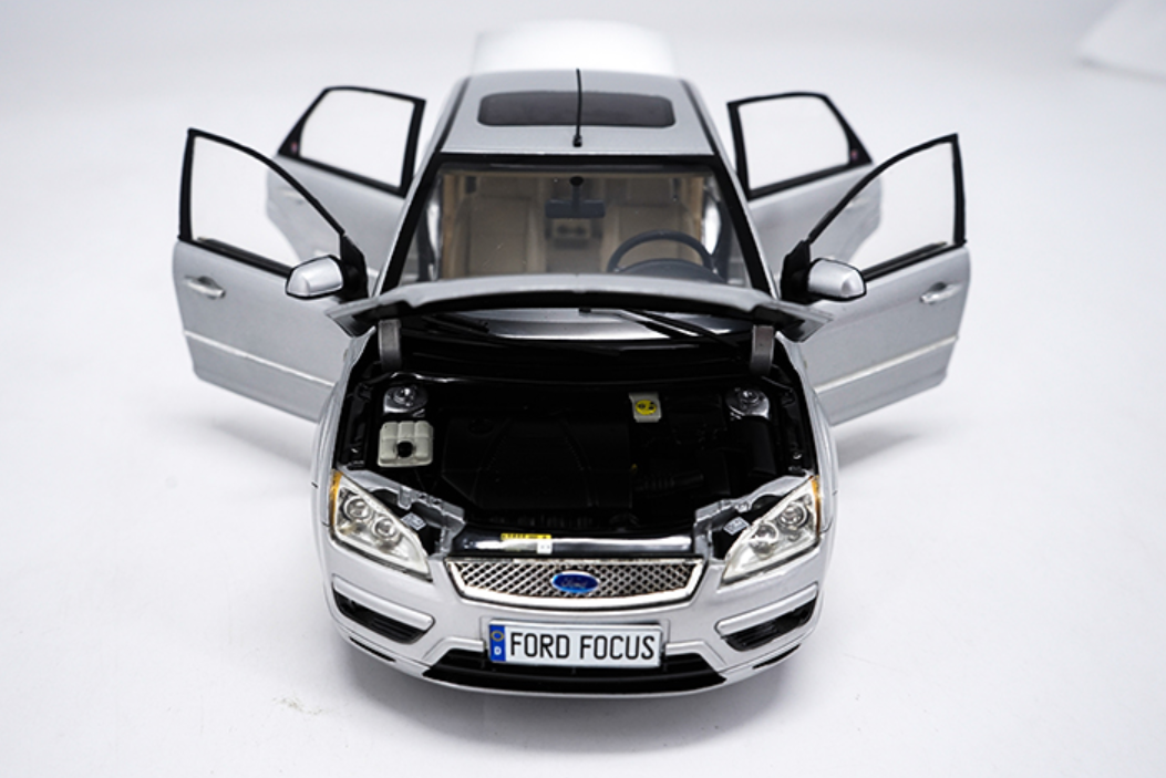 1/18 Dealer Edition Ford Focus Sedan (Silver) Diecast Car Model ...
