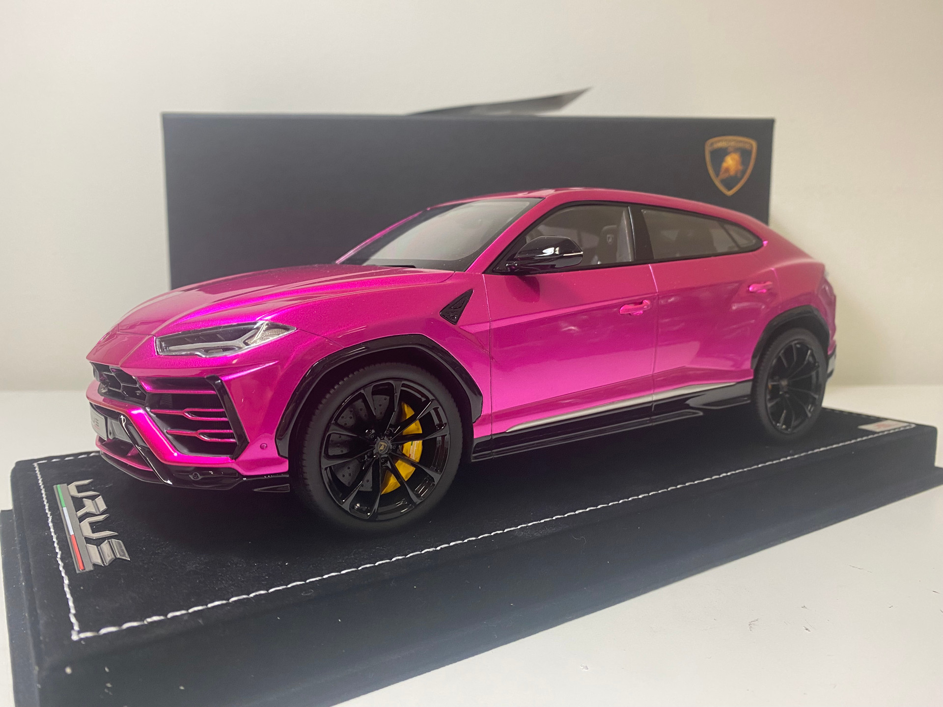 1/18 MR Collection Lamborghini Urus (Flash Gloss Pink) with Black Gloss ...