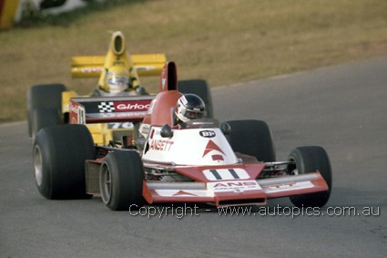 80608 - J. Bowe Elfin MR8 & John Wright Lola T400 - Oran Park 1980 ...