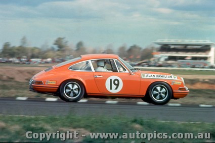 68098 - A. Hamilton Porsch 911 - Warwick Farm 8th September 1968 ...