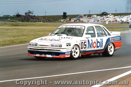 87005 - Peter Brock Commodore VL - Calder 1987 - AUTOPICS