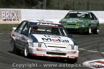 86767 - P. Brock / A. Moffat - Bathurst 1986 - Commodore VK - AUTOPICS