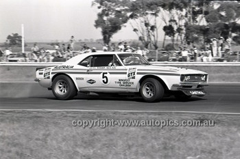 71329 - Terry Allan, Camaro - Calder 15th August 1971 - Photographer ...